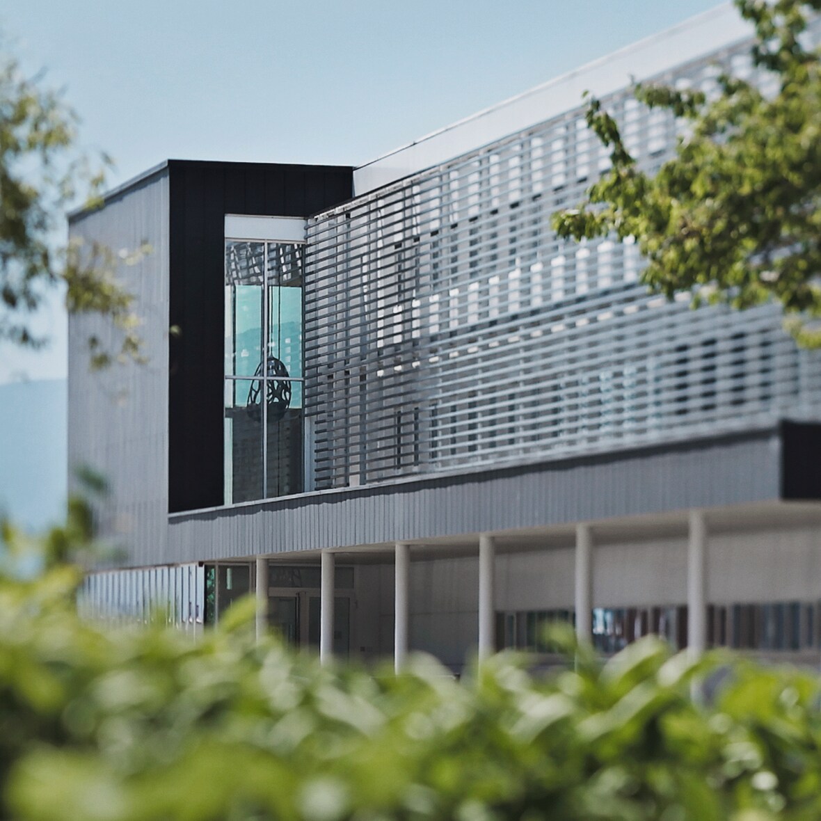 Tambour Monogram, Quartz, 28mm, Steel - Traditional Watches | LOUIS VUITTON